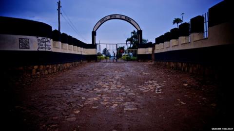 In pictures: Rwanda's poo-powered prisons - BBC News