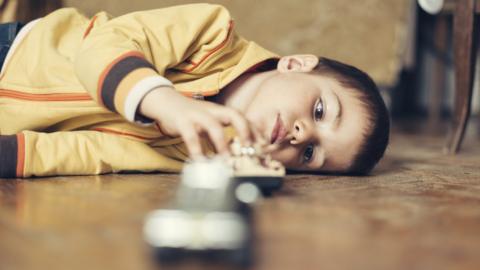 NSPCC issues warning over leaving children home alone - BBC News