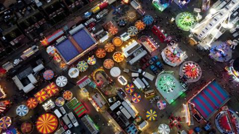 Hull Fair: Sunday opening could ease crowds, traders say - BBC News