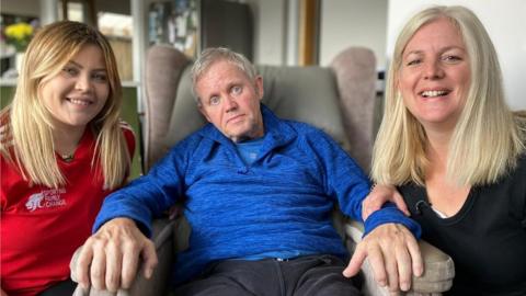 Bath woman takes on walk in mission to find MND cure - BBC News