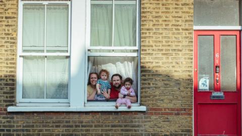 Coronavirus: London photographer captures life in lockdown - BBC News