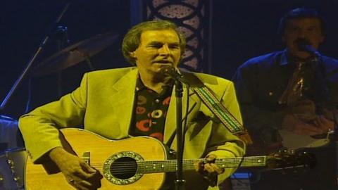 Singer Sydney Devine dies aged 81 - BBC News