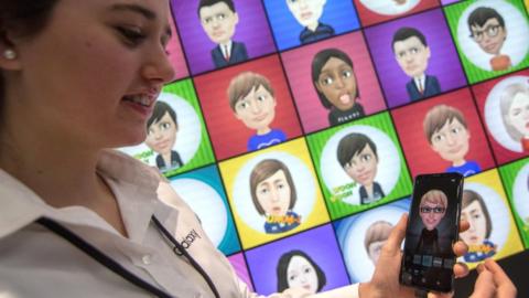 Why is Samsung's Galaxy S9 flagship struggling? - BBC News