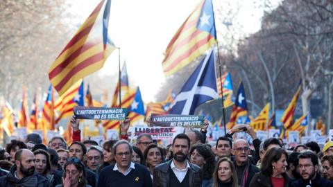 Catalan separatists stage mass protest in Barcelona - BBC News