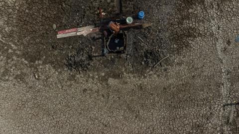 Amazon drought: Stranded boats and dead fish - BBC News