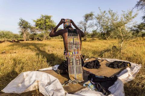 In pictures: The men competing for love in the deserts of Chad - BBC News