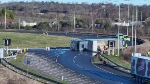 A5 Dunstable Northern Bypass closed after HGV overturns