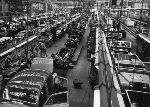 The last Defender: Is Land Rover's off-road heyday over? - BBC News