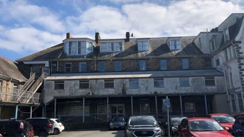 Guernsey committee wants to demolish Castel Hospital - BBC News