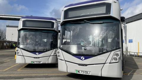 Leeds buses: New electric fleet takes to the roads - BBC News