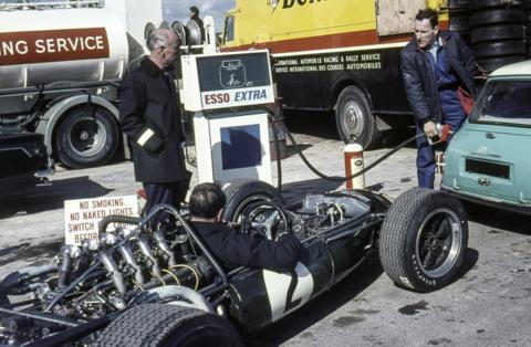 Amateur photographers capture golden age of motor racing - BBC News
