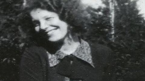 Holocaust Memorial Day: 'British citizenship saved my mother' - BBC News