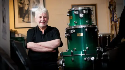 Derry musician and BBC broadcaster Eamon Friel dies