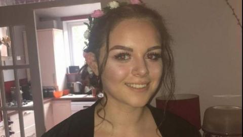 Manchester attack: The search for missing loved ones - BBC News