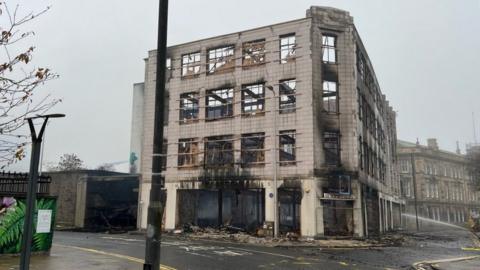 Police probe after Dundee listed building set on fire - BBC News