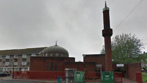 Mosques in Wales to open doors to show 'solidarity' - BBC News