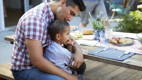 Confident fathers have happier children, says study - BBC News