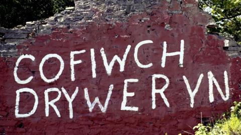 Tryweryn: The stories behind drowned village Capel Celyn - BBC News
