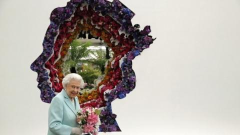 Chelsea Flower Show: First ever virtual event opens - BBC News