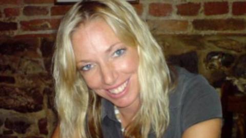 Aylesbury murder inquiry after woman's body found - BBC News