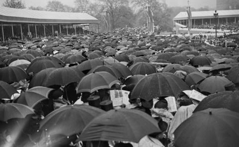 In pictures: How London celebrated past coronations - BBC News