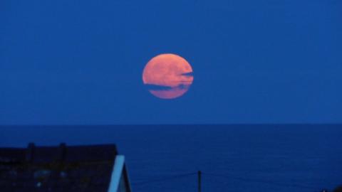 In pictures: Blue supermoon over Scotland - BBC News