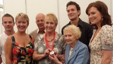 Y gantores Leah Owen wedi marw yn 70 oed - BBC Cymru Fyw