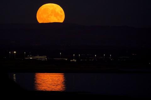 In pictures: Sturgeon moon over Scotland - BBC News