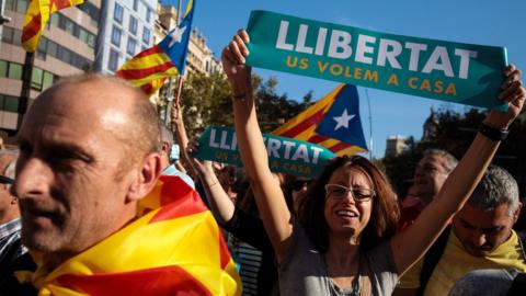 Catalonia independence: Spain pushes to remove leaders - BBC News