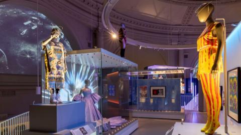 Rihanna, Lizzo and Marilyn Monroe shine in V&A's Diva exhibition - BBC News