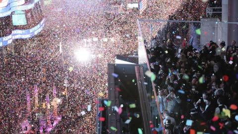 New Year: Celebrations mark start of 2016 - BBC News