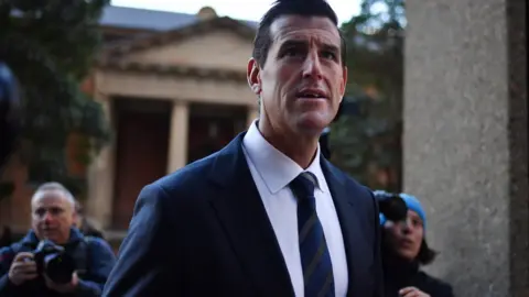 Ben Roberts Smith Top Soldier Won T Apologise For Alleged War Crimes