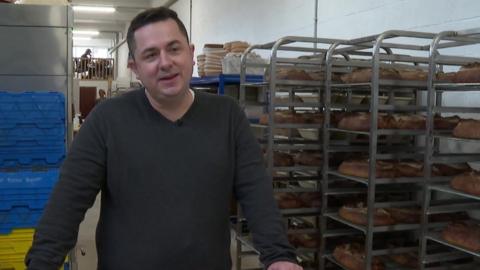 Devon baker launches cookbook to help Ukraine - BBC News