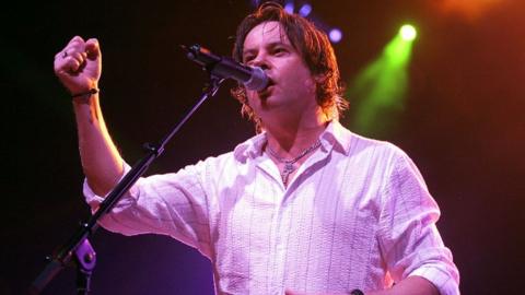 Runrig singer Bruce Guthro dies aged 62 - BBC News