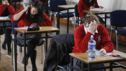 League tables changes ‘toxic’ for poor white schools - BBC News