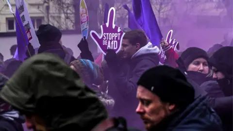 Alternative for Germany: Police and protesters clash over meeting