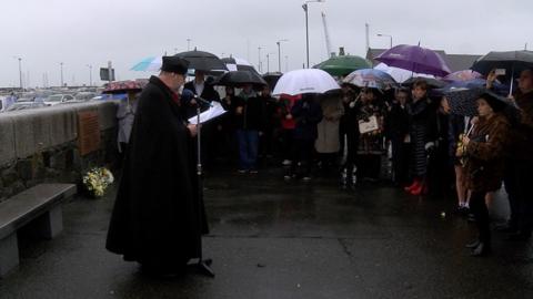 Holocaust memorials remember Channel Islands' victims - BBC News