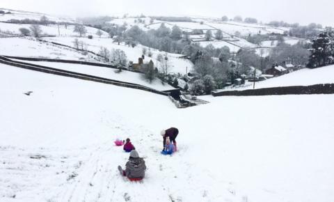 Heavy snow affects travel in the north of England - BBC News