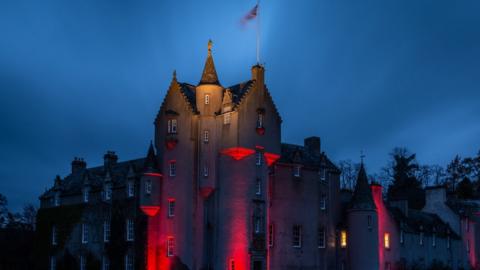In Pictures: Scottish landmarks turn red for Armistice - BBC News