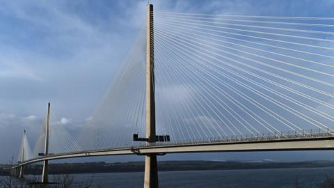 Queensferry Crossing: How do you stop ice falling? - BBC News