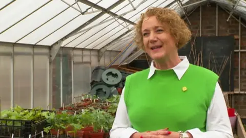Kingswinford mother exhibits sunflowers in memory of daughter