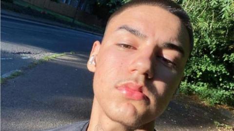 Murder investigation launched after man, 19, stabbed - BBC News