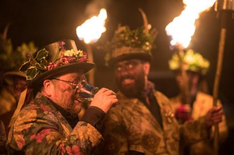 In pictures: Here we come a-wassailing - BBC News