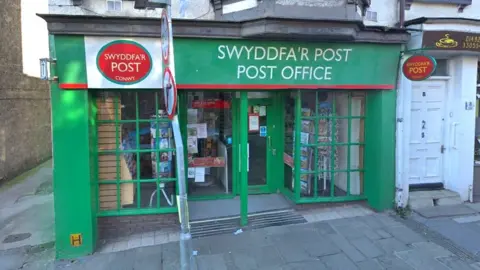 'Pop-up' post office opens in Conwy tourist centre