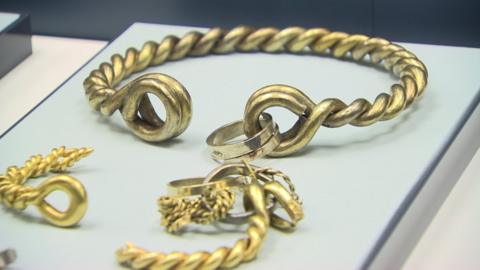 Lincolnshire Roman coin hoard 'is largest find in Britain' - BBC News