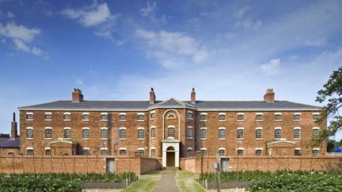 'I grew up in a Victorian workhouse' - BBC News