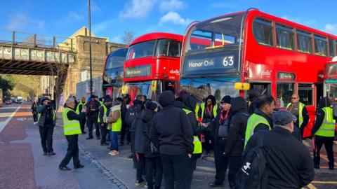 Metroline bus strike called off following last-minute talks - BBC News