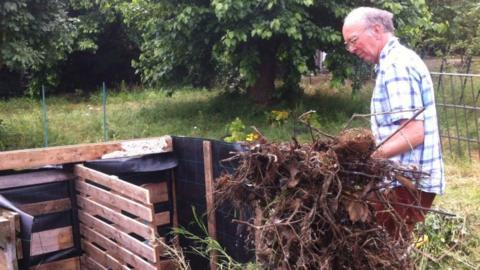 Compost: Why are more people dealing with green waste at home? - BBC News