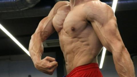 Worcester man uses his past to prevent bodybuilding obsession - BBC News