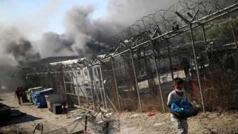 Moria migrants: Fire destroys Greek camp leaving 13,000 without shelter ...